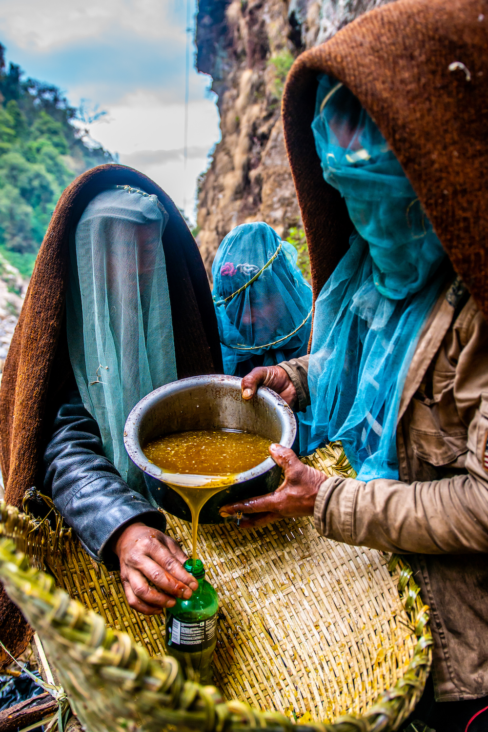 Mad Honey Hunters of Nepal - Photo Feature & Documentary - Nepal 8th Wonder